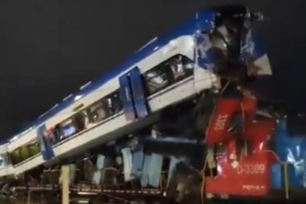 Un impactante choque frontal de trenes dejó al menos dos muertos y ...