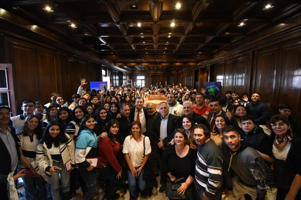 Zamora recibió a 260 estudiantes de seis colegios de los departamentos ...