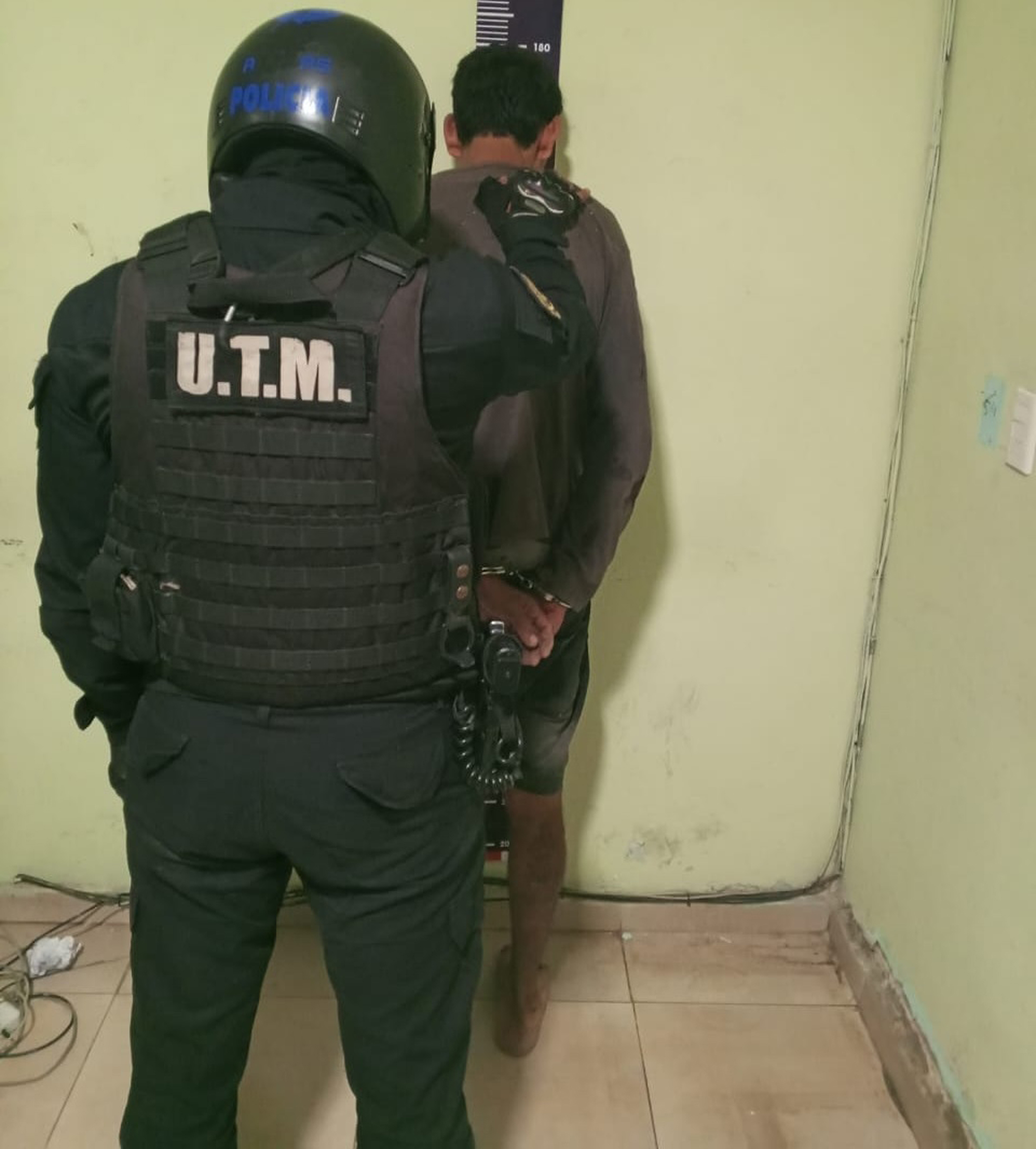 Desde el techo, arrojó una bomba cebolla a policías y los amenazó con ...