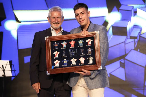 El "Ferroviario" recibió un cuadro por su reciente consagración | Nuevo ...