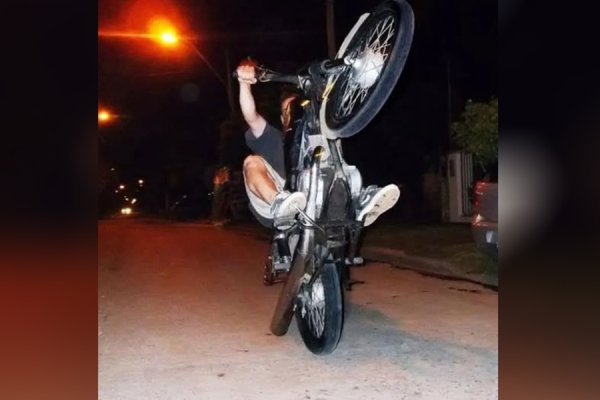 Por hacer un "wheelie", terminó con raspones en todo el cuello y tórax ...