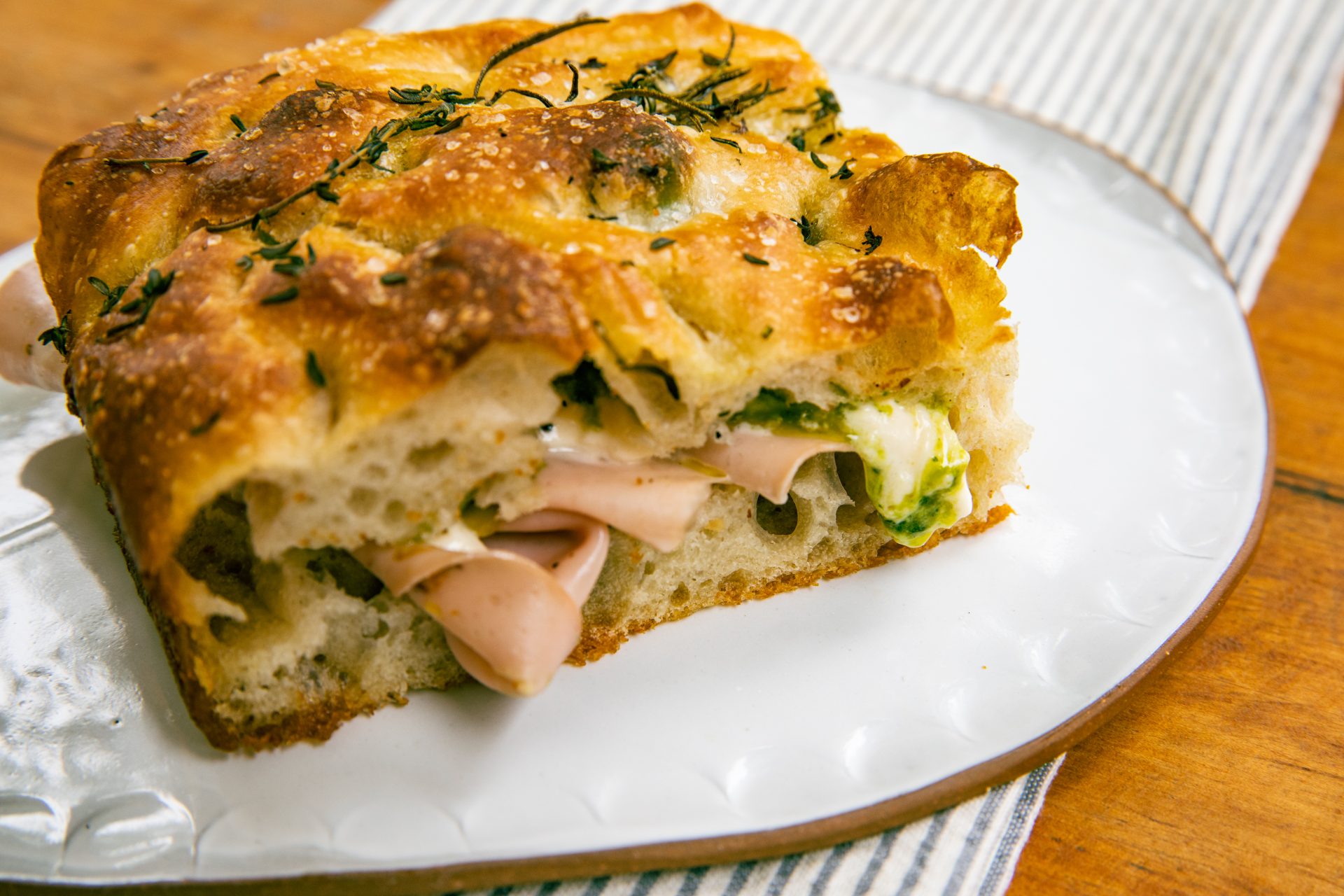 Cómo preparar focaccia italiana y lograr una miga aireada y corteza ...