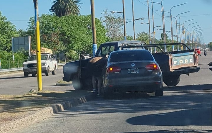 Violento choque entre un auto y una camioneta: “Terminó hecho pedazos ...