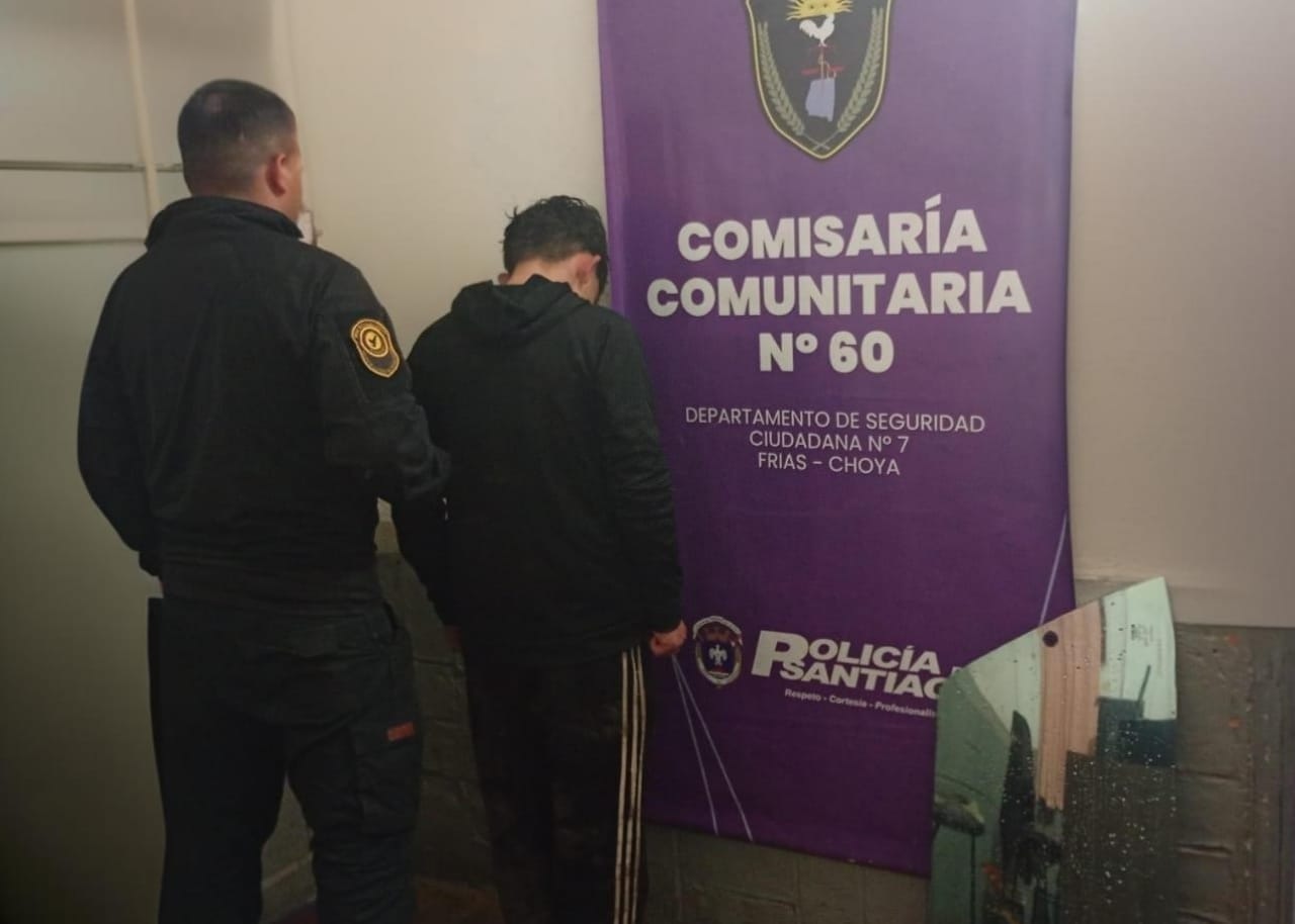 Tras asaltar una casa, quiso zafar de la Policía y se escondió debajo ...
