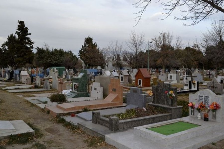 Querian tener relaciones en un cementario, fueron sorprendidos por ...