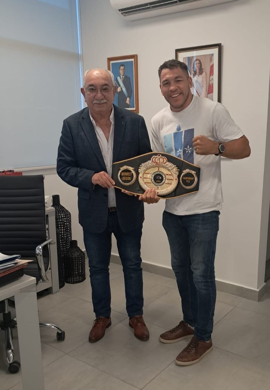 Reconocimiento al campeón: Dapello recibió al boxeador Elio “La Máquina ...