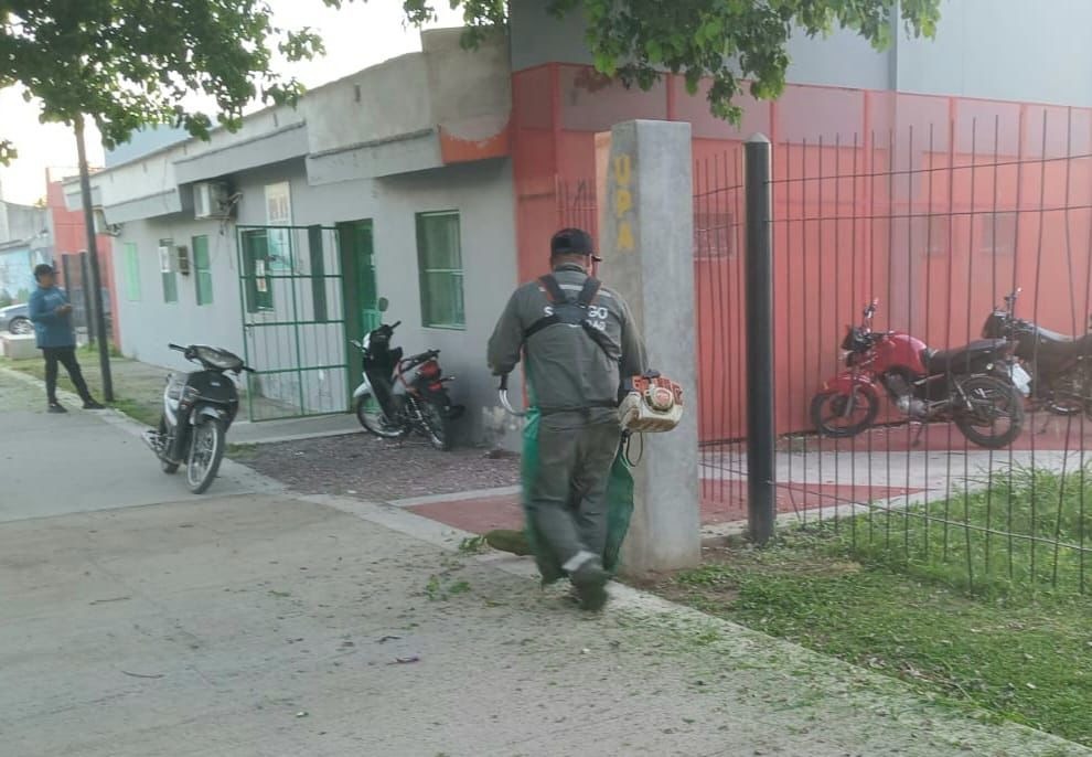Avanzan las tareas de mantenimiento en las plazas del barrio Jorge ...
