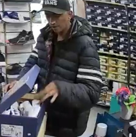 "Cara i Cata" se probó varios zapatos y se llevó un par oculto entre ...