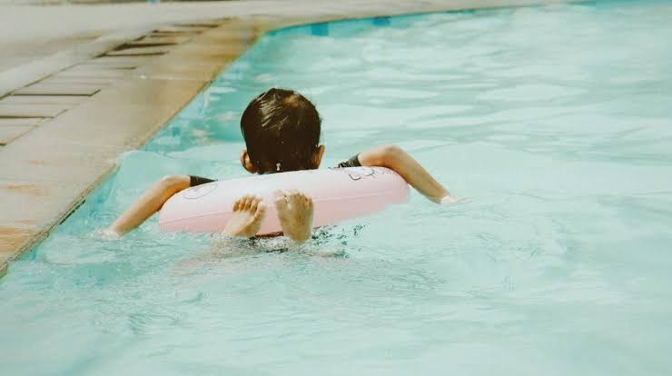 Un niño de 3 años murió ahogado en la piscina de su casa pese a llevar ...